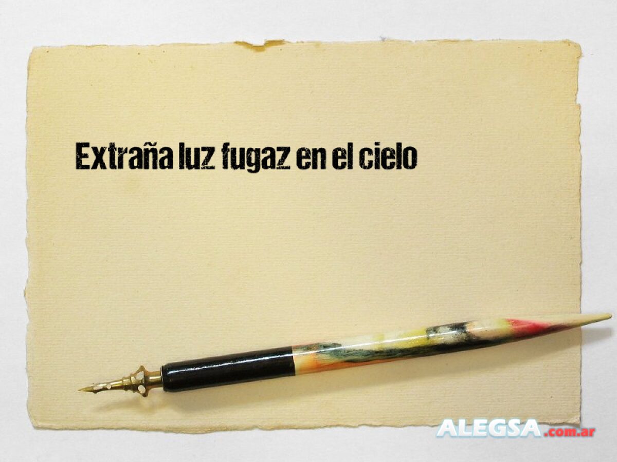 Extraña luz fugaz en el cielo